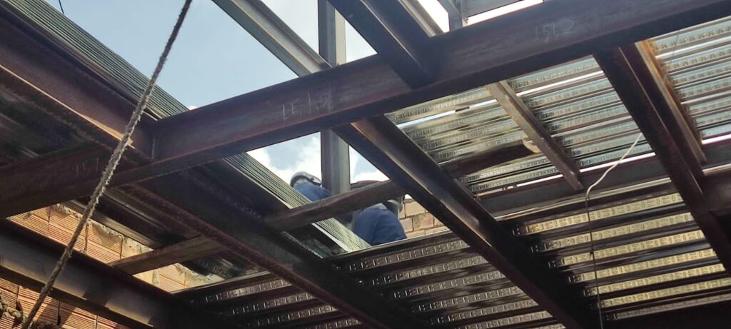 Placas de entrepiso y estructura secundaria en el edificio Kennedy I ...